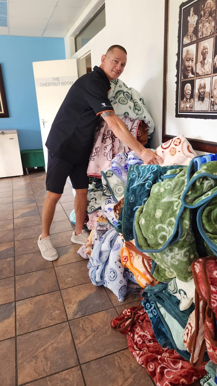 Rugby Legends team up with SA Harvest to tackle hunger at Epworth ...